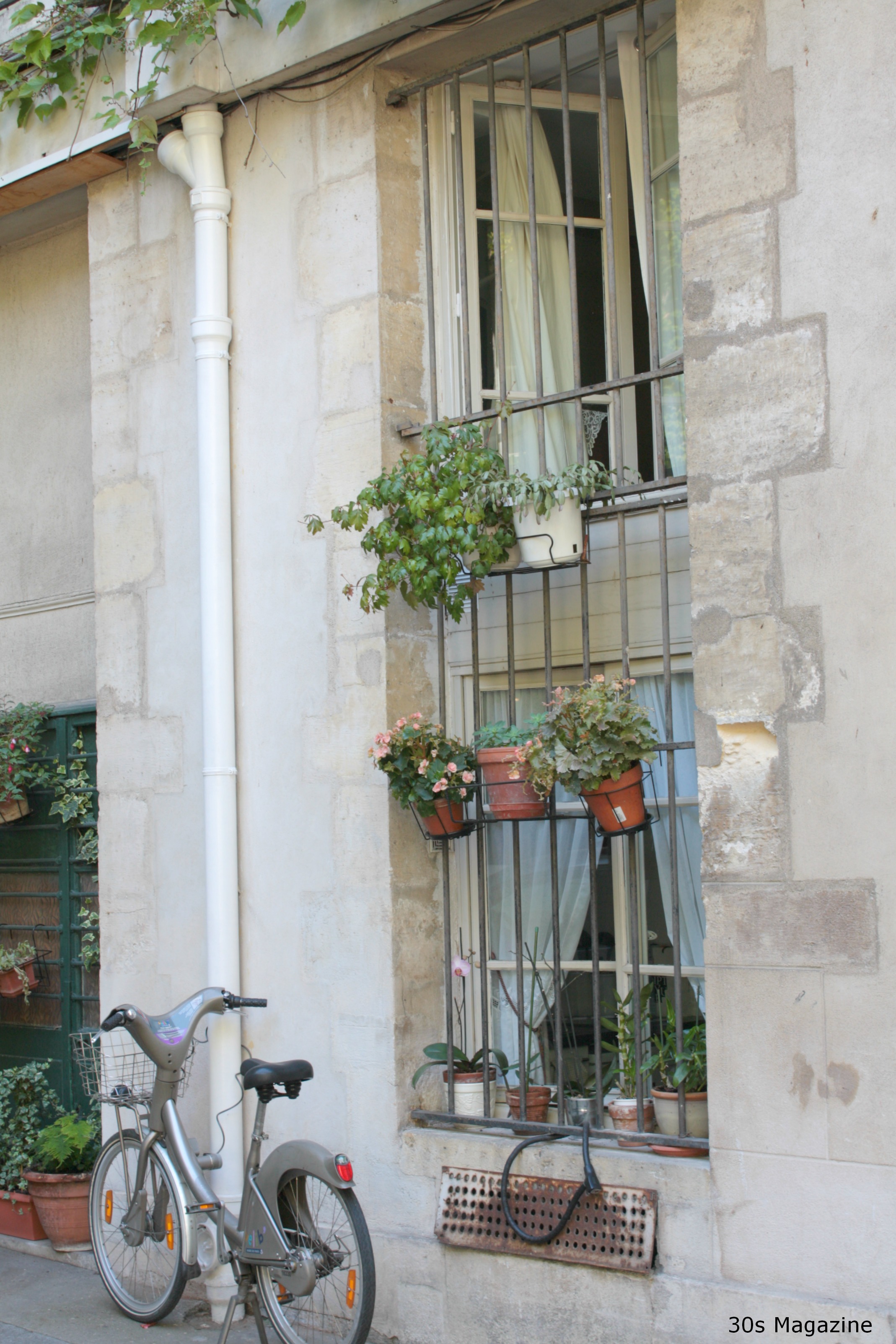 30s Magazine - Parisian window sill